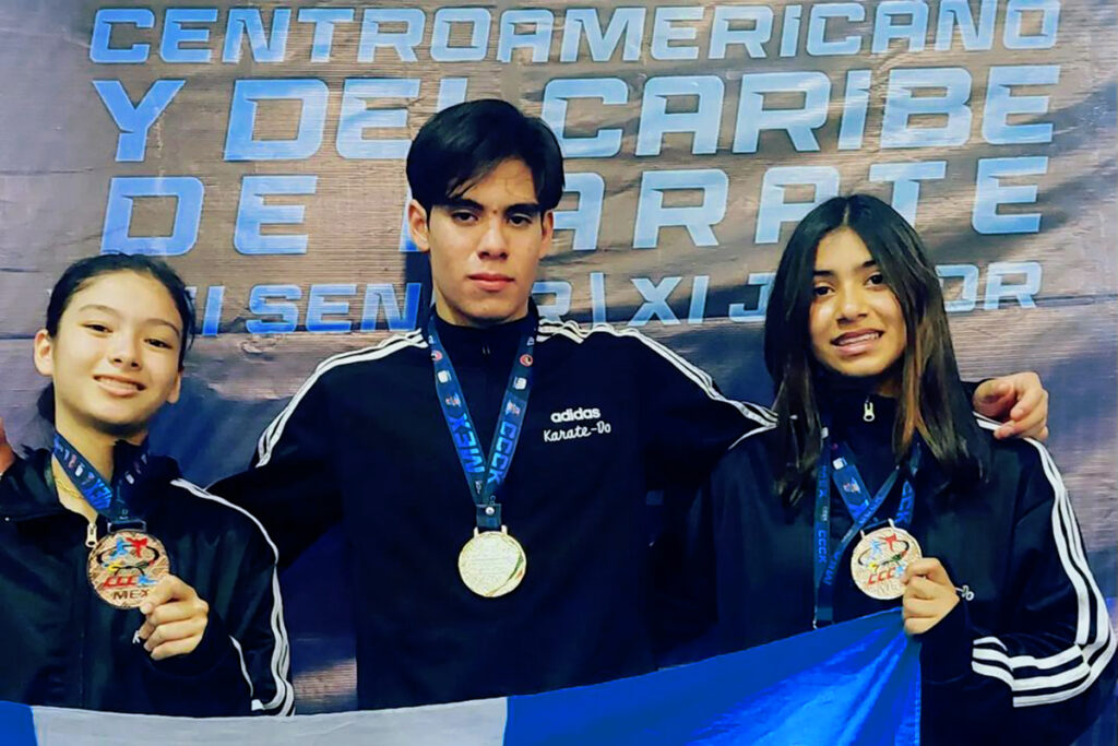 Karatecas se cuelgan medallas en México | CDAG